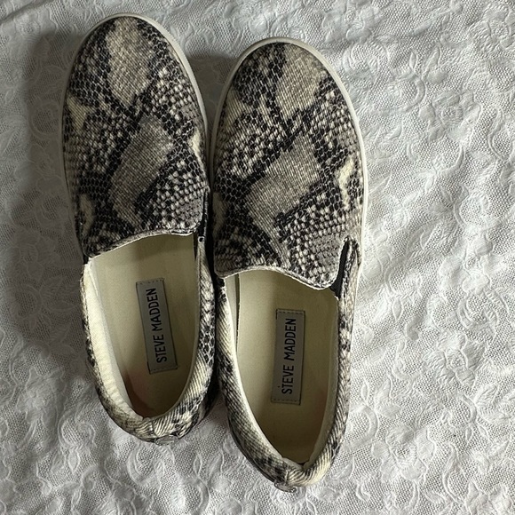 Steve Madden | Shoes | Steve Madden Gills Sneakers Black And White ...